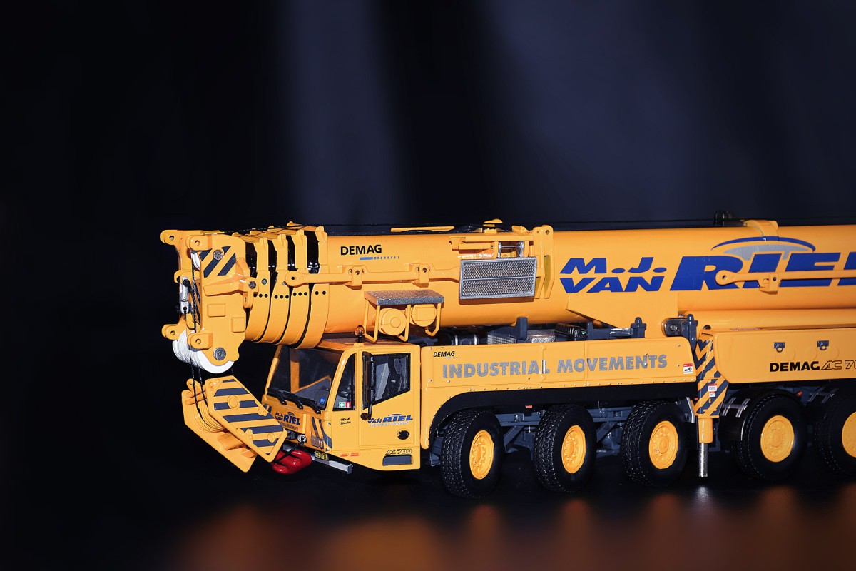 IMC 32-0076 Demag AC 700-9 - MJ van Riel IMC MODELS