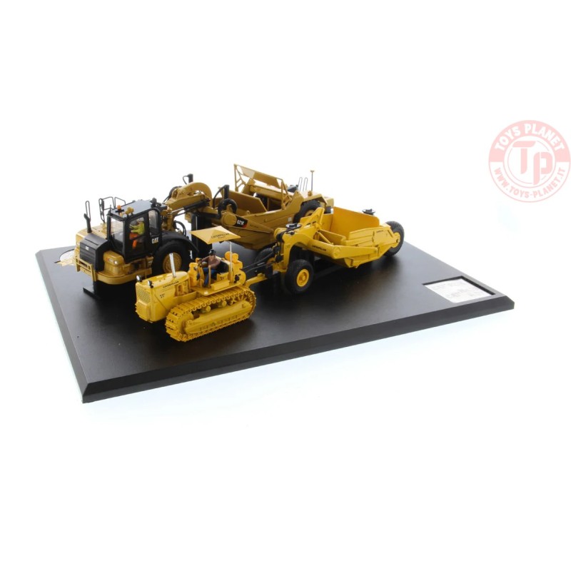 DM 85563 Cat 621K Scraper & CAT No.70 Scraper with D7 Track-Type T...