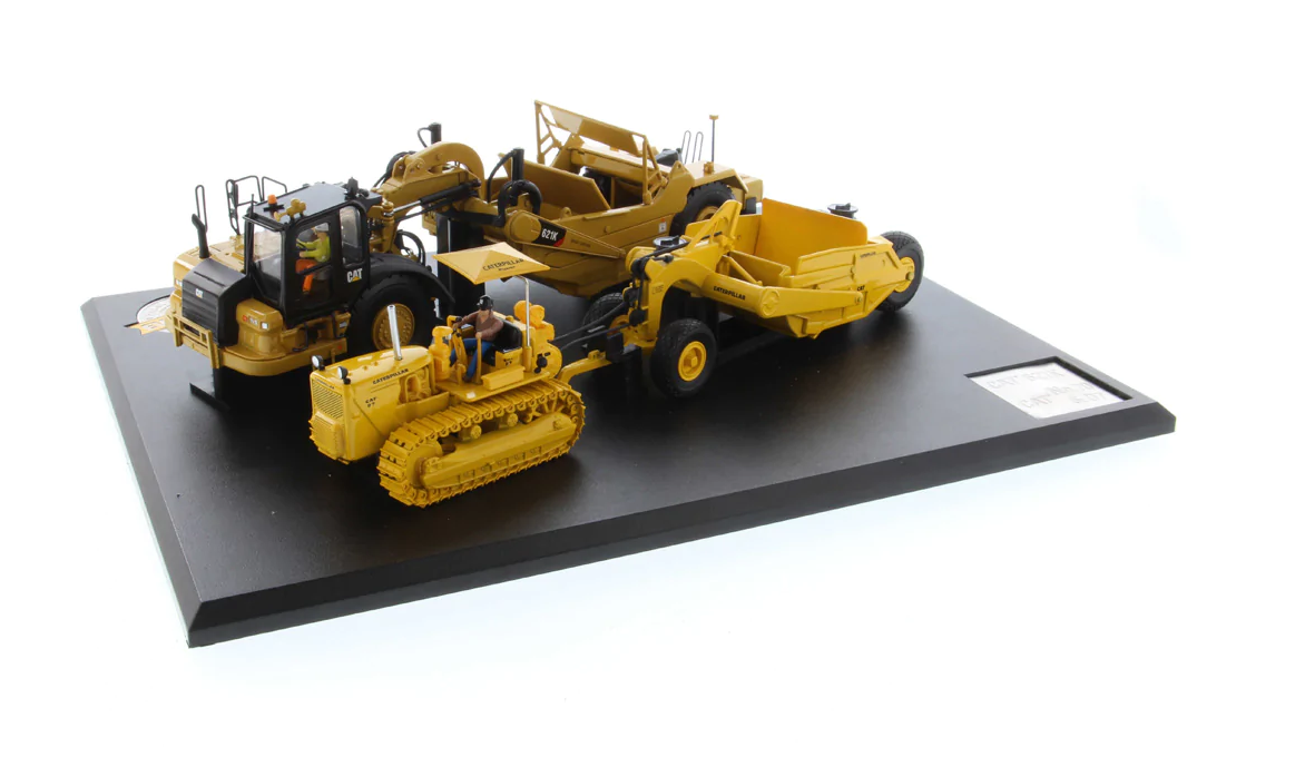 DM 85563 Cat 621K Scraper & CAT No.70 Scraper with D7 Track-Type T...