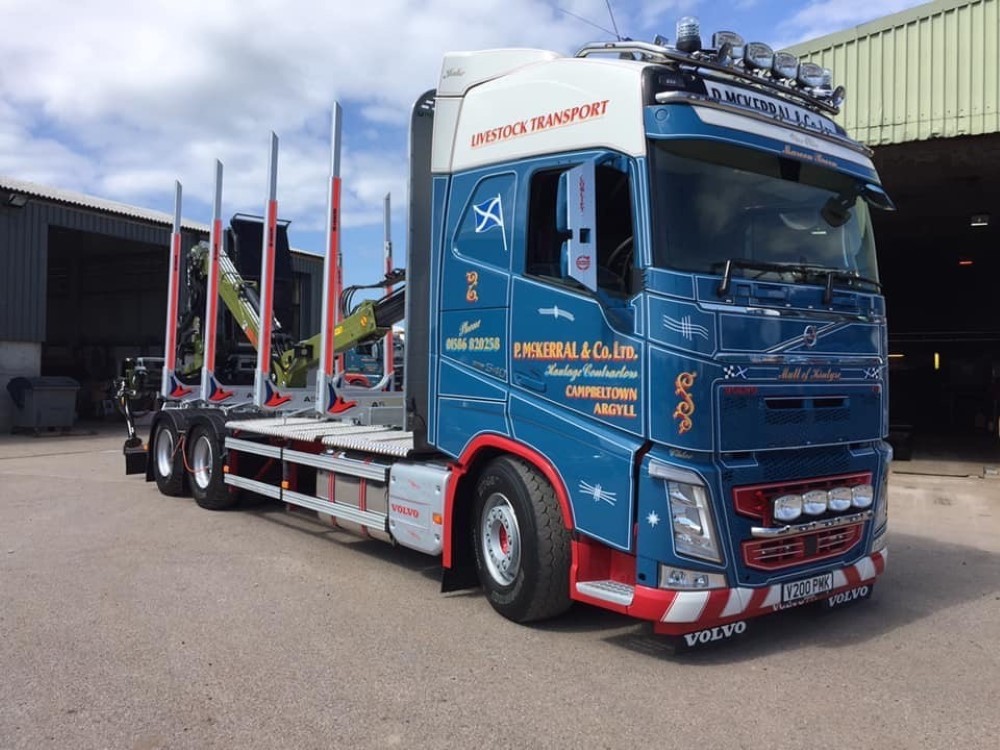 TEKNO 84850 Volvo FH04 Globetrotter motorwagen met 3-assige hout-w...