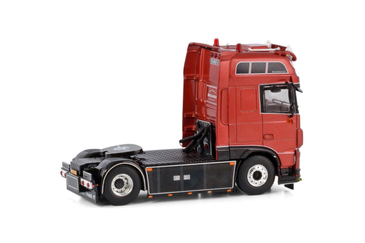 WSI 01-3967 DAF XF SUPER SPACE CAB MY2017 4X2 GEELHOED WSI MODELS