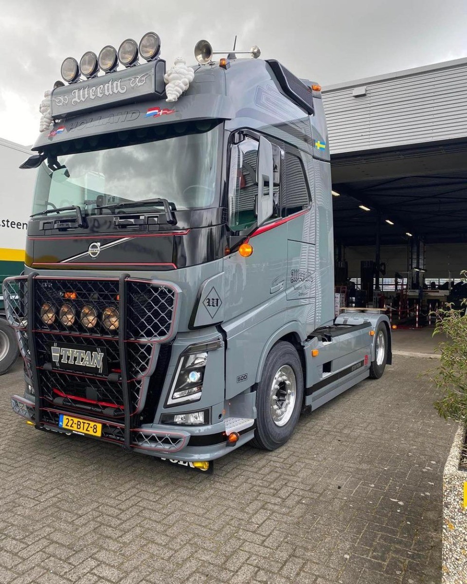 TEKNO 87529 Volvo FH04 Globetrotter XL 4x2 set Weeda 245,00 € TEKNO
